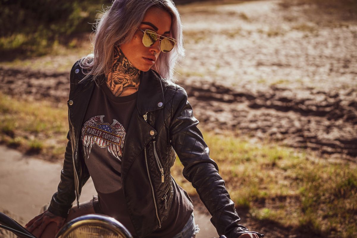 Das deutsche Tattoo Top Model Sarah Bock ziert mit Fotograf Ben Ott ein ...