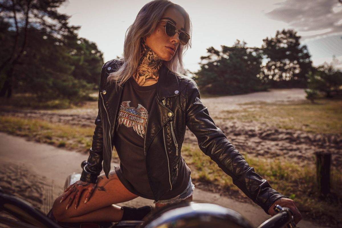 Das deutsche Tattoo Top Model Sarah Bock ziert mit Fotograf Ben Ott ein ...